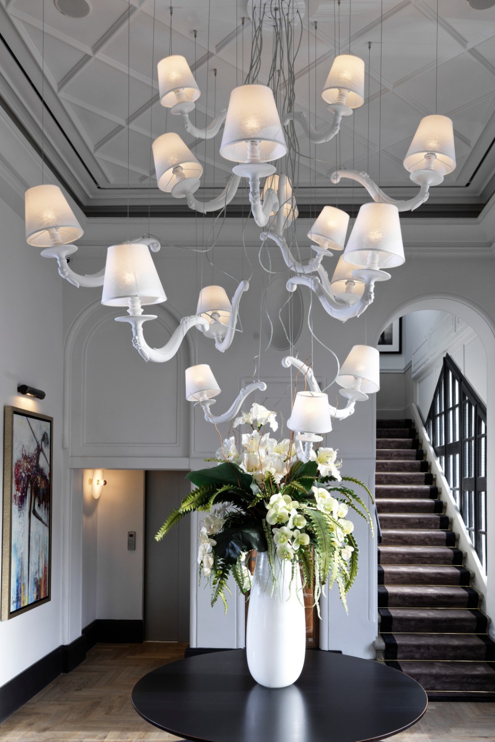 How to illuminate a hotel lobby: 5 tips for an effective reception