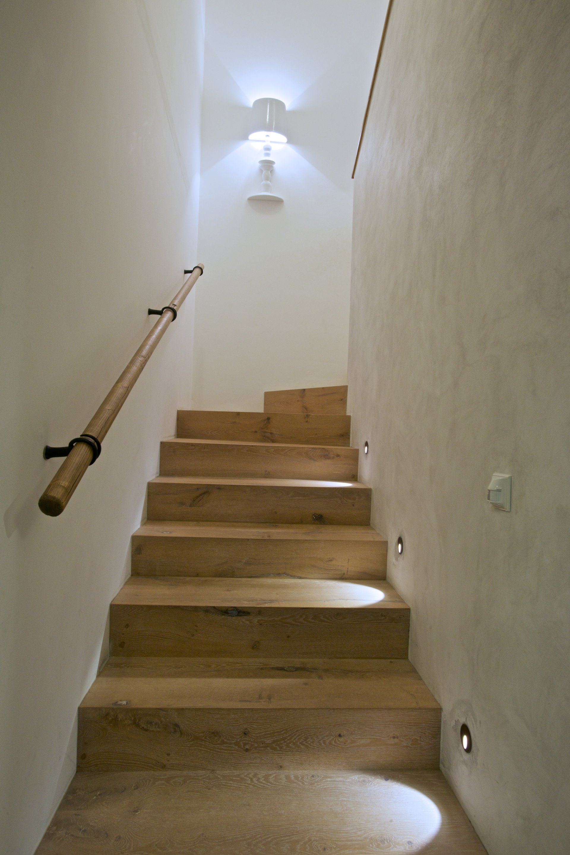 Come illuminare una scala interna: 6 idee by Karman