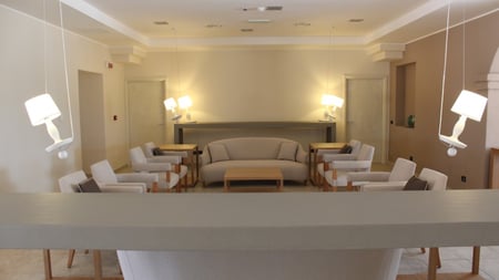 How to illuminate a hotel lobby: 5 tips for an effective reception