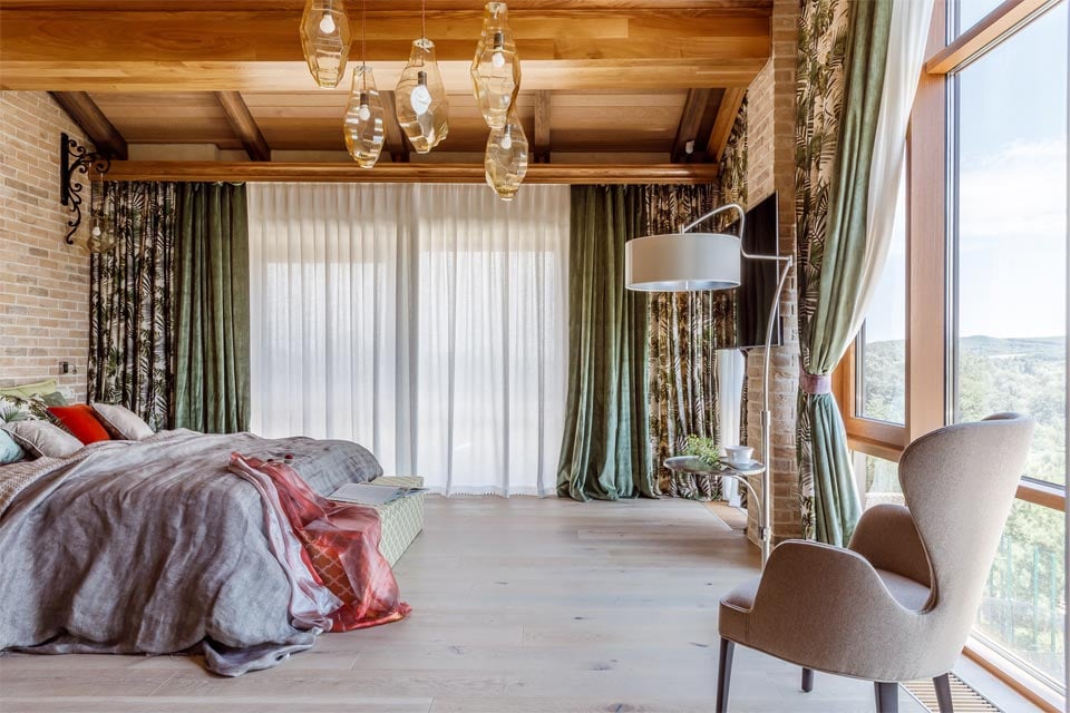 Tips for choosing the right lighting for a living room with exposed beams