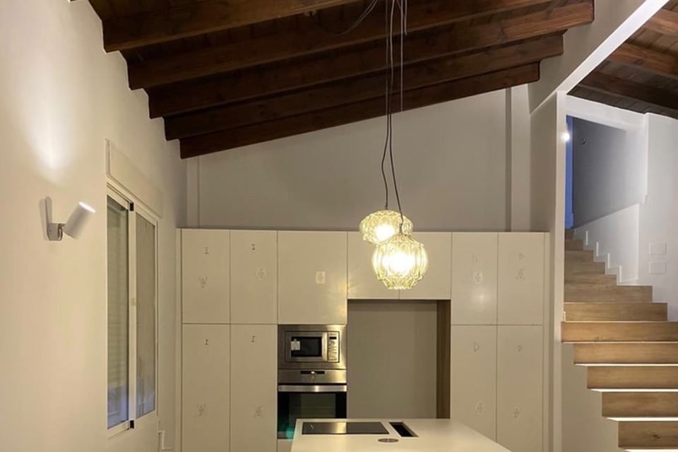 Tips for choosing the right lighting for a living room with exposed beams