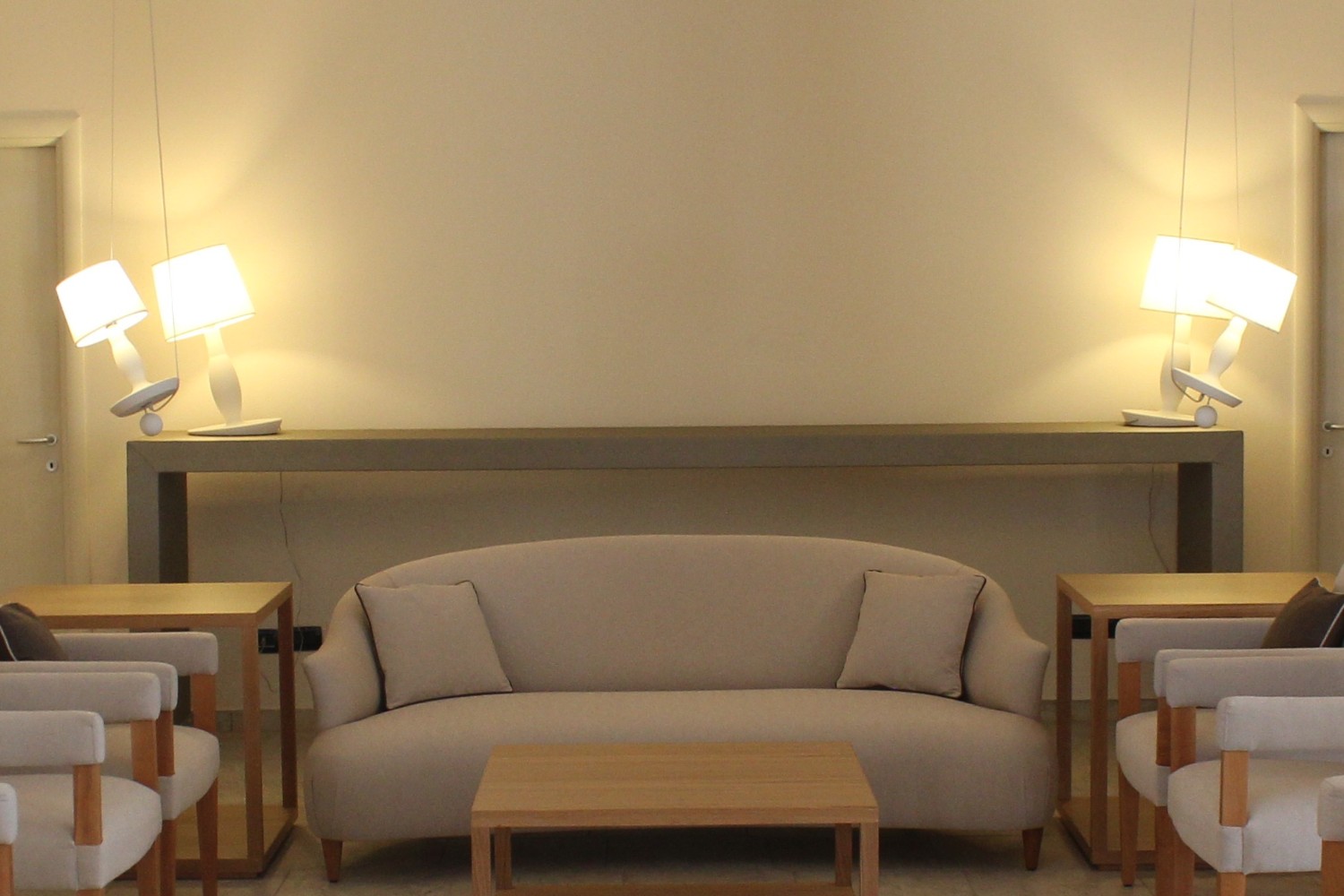 How to illuminate a hotel lobby: 5 tips for an effective reception